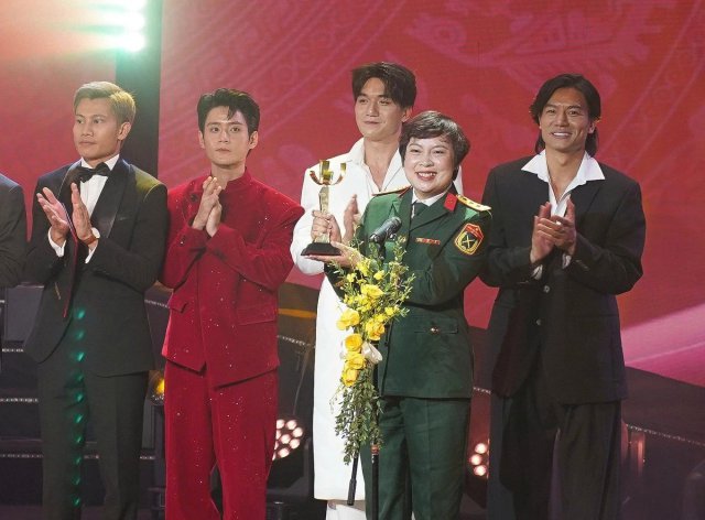 giới thiệu về phim mưa đỏ | AI Hay - Hỏi ngay đáp hay