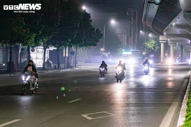 Quái xế kẹp bốn bốc đầu rú ga kinh hãi giữa đêm khuya trên phố phường ...