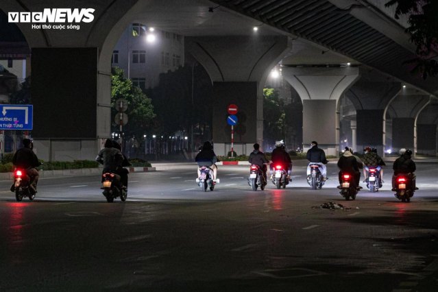 Quái xế kẹp bốn bốc đầu rú ga kinh hãi giữa đêm khuya trên phố phường ...