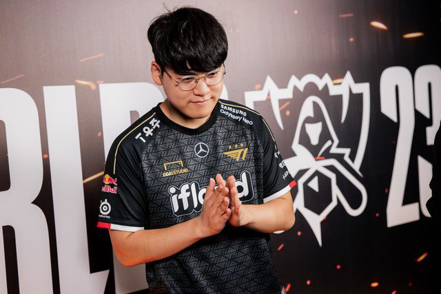 "Cậu bé Tê liệt" có làm fan T1 phật lòng? | AI Hay - Hỏi ngay đáp hay