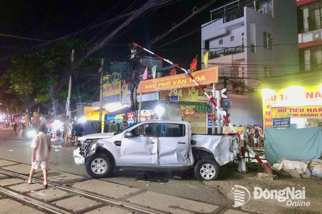 Đồng Nai: Xe bán tải tông tàu hỏa, hai người chết, tài xế bị khởi tố ...